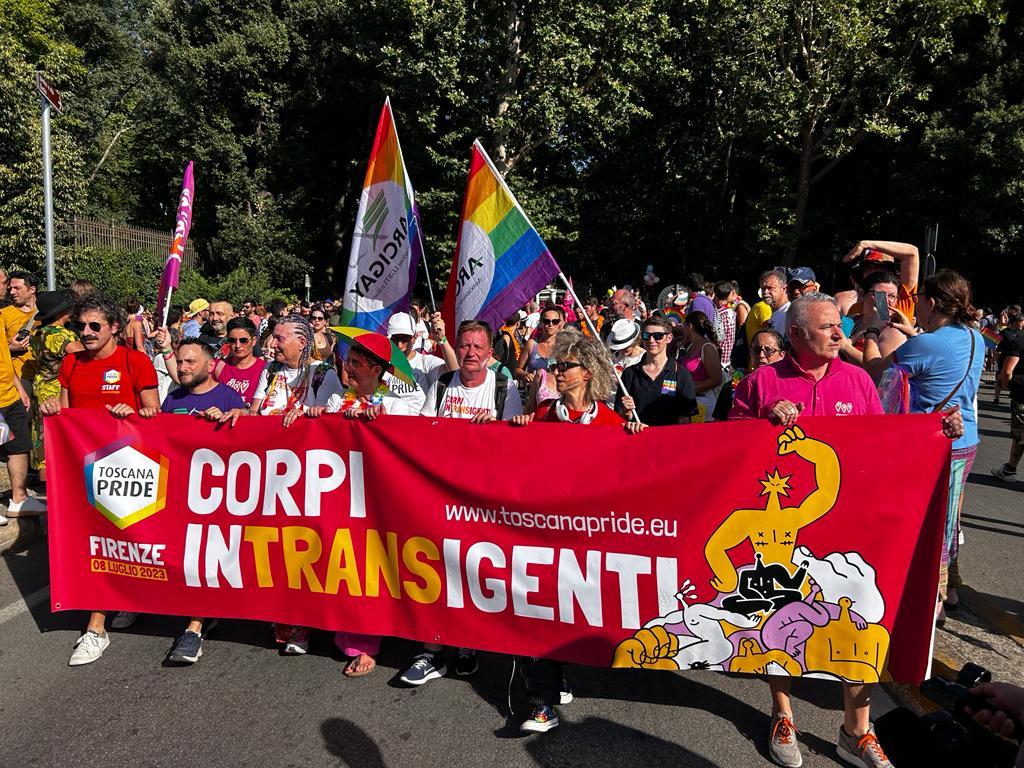 Corteo di Toscana Pride a Firenze, 11 carri sfilano in città, presenti ...