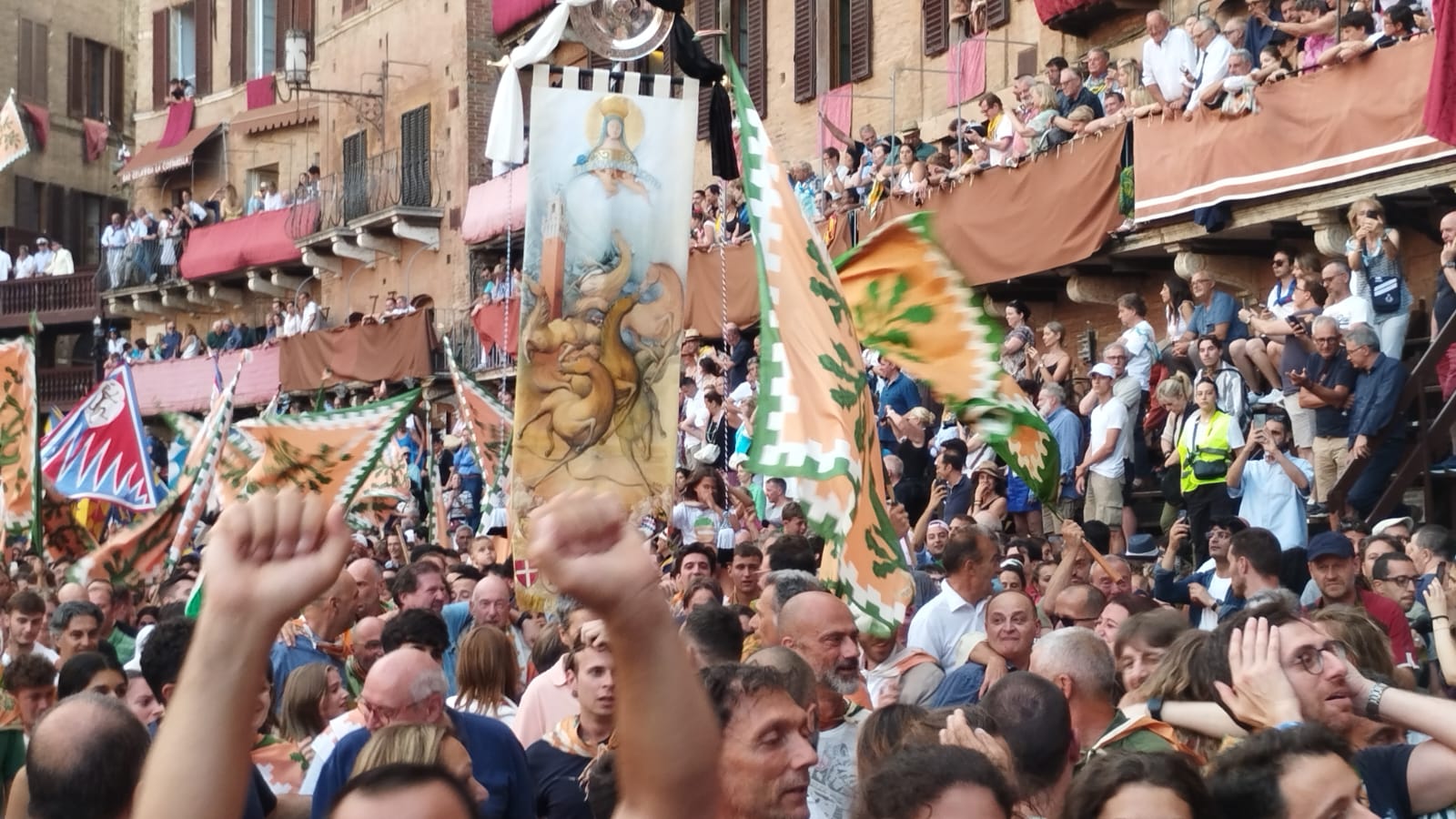 La Contrada della Selva vince il Palio del 2 luglio 2023 | Radio Siena Tv