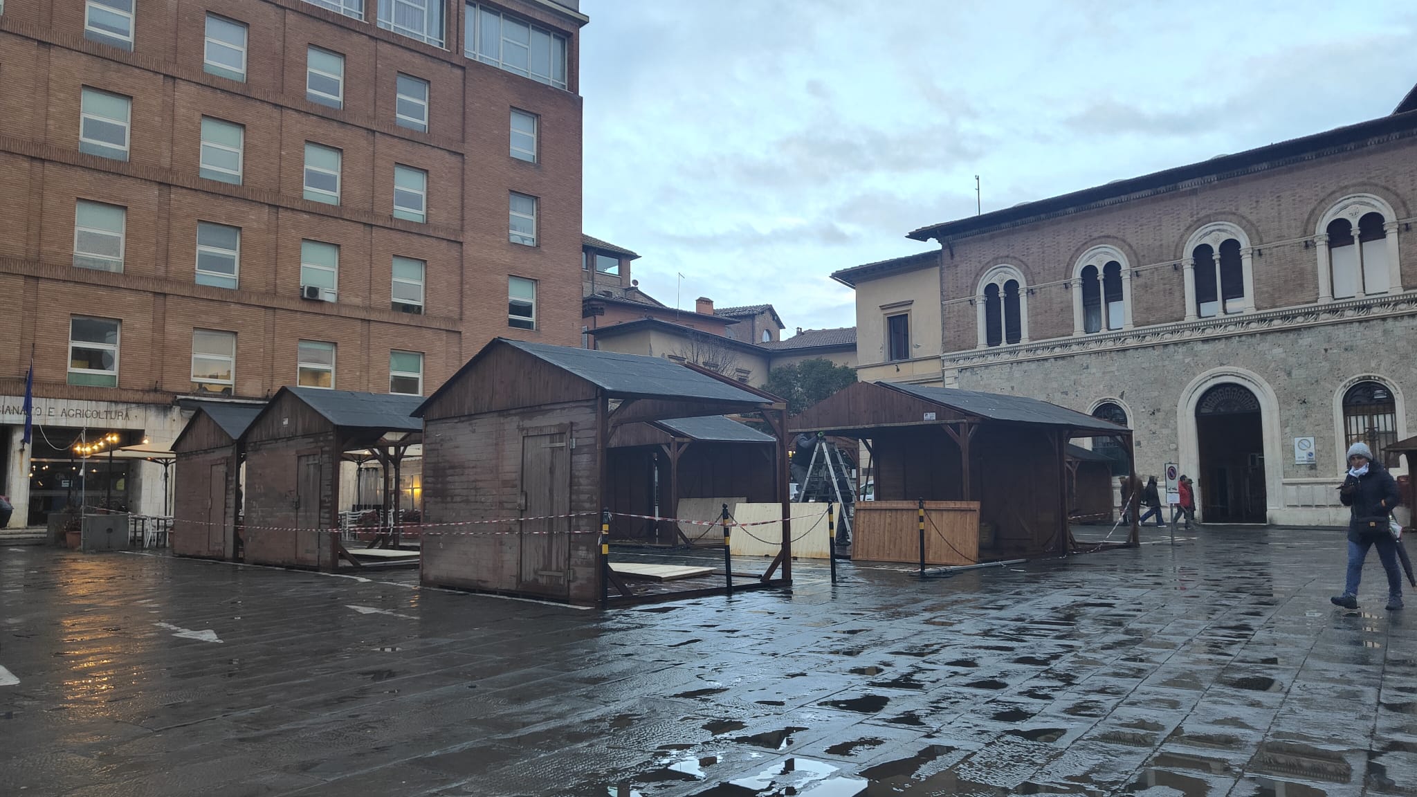 Iniziato l'allestimento del "Mercatino di Natale" in Piazza Matteotti ...