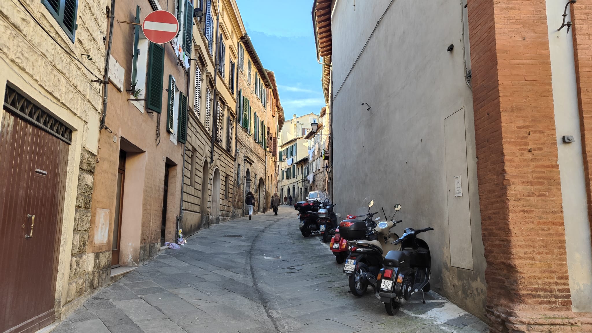 Tragedia sfiorata in via dell’Oliviera a Siena, 70enne colpito alla ...