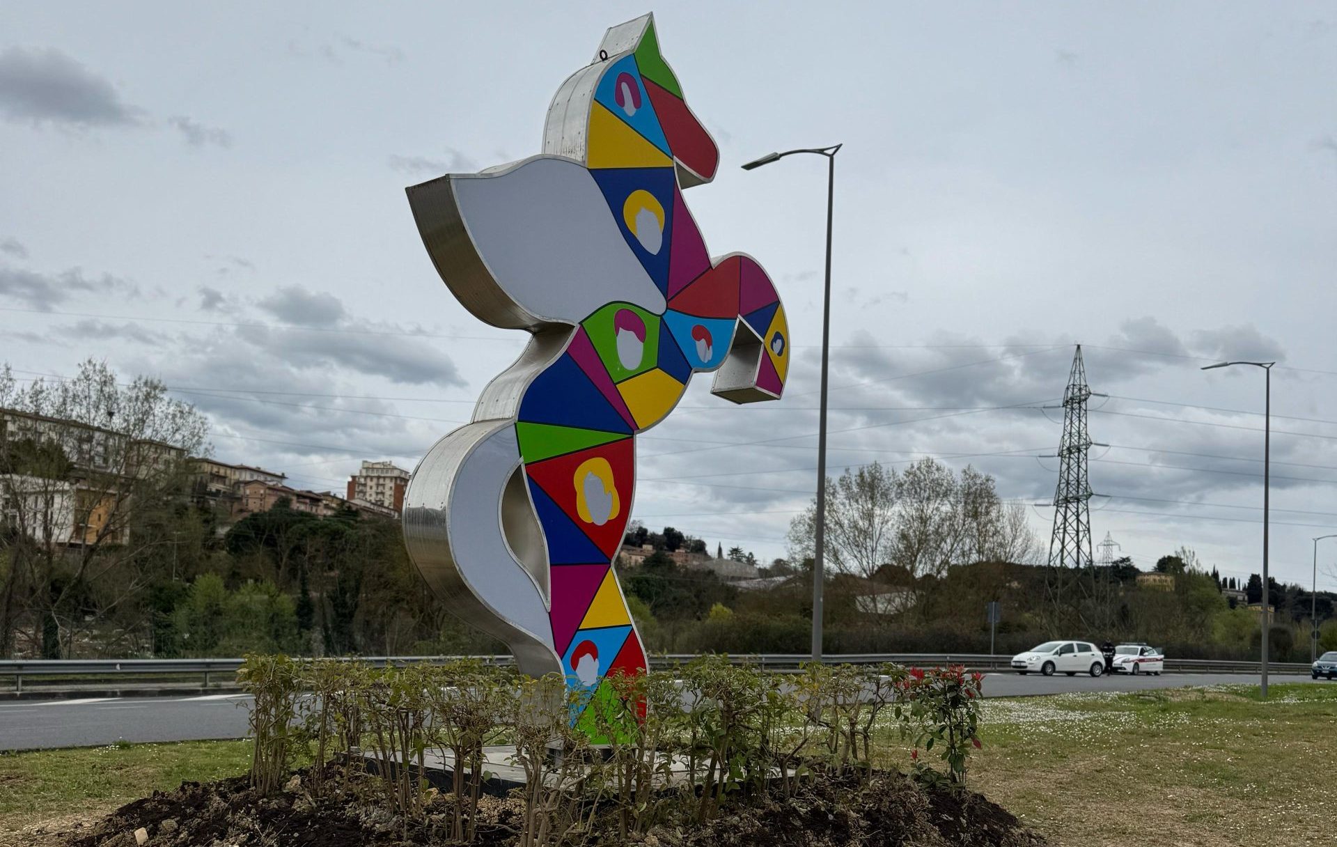 Siena, il "Pegaso" di Lodola valorizza la rotonda di via Bianchi ...