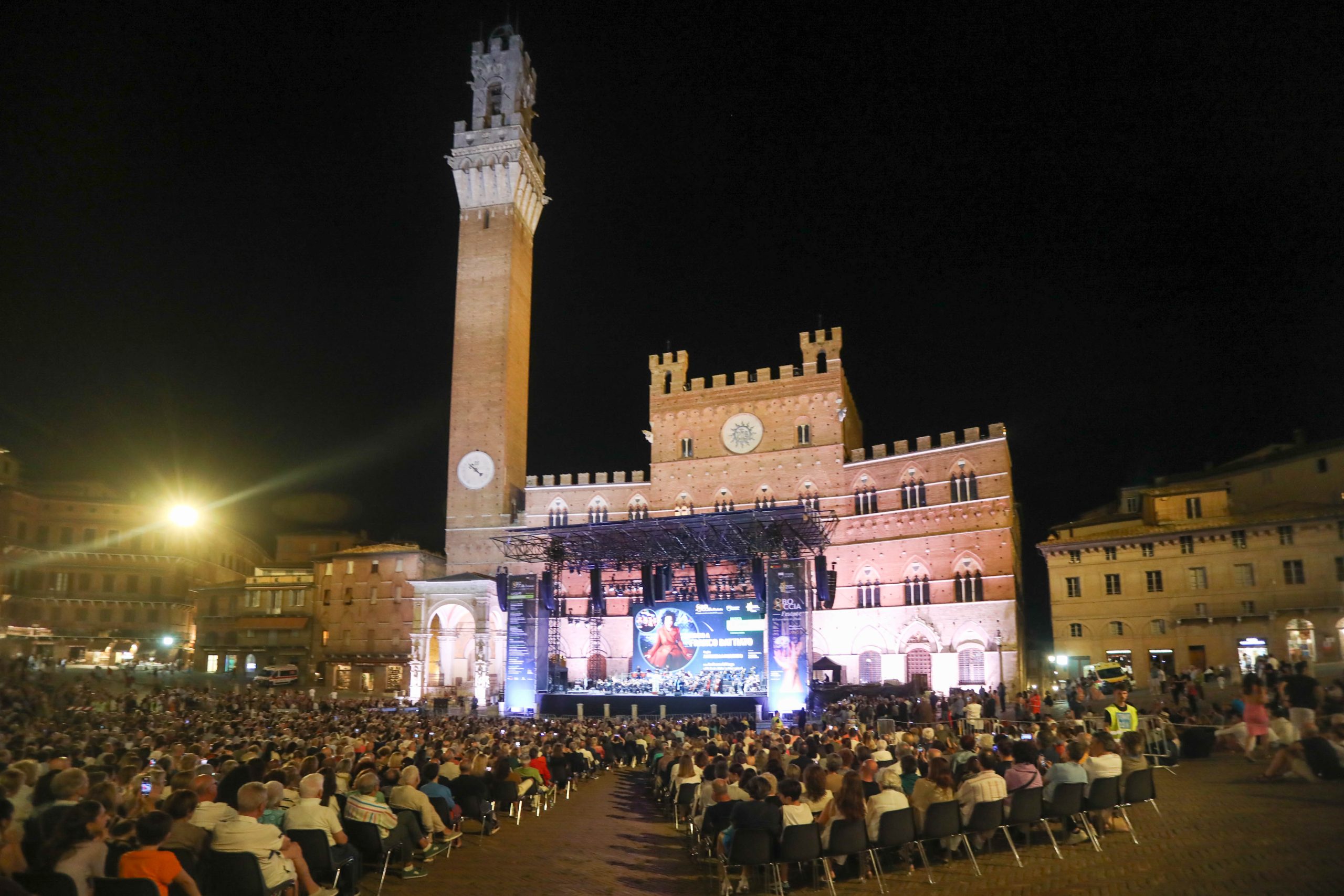 Siena, cinquemila persone in Piazza del Campo, tra le musiche di Franco ...