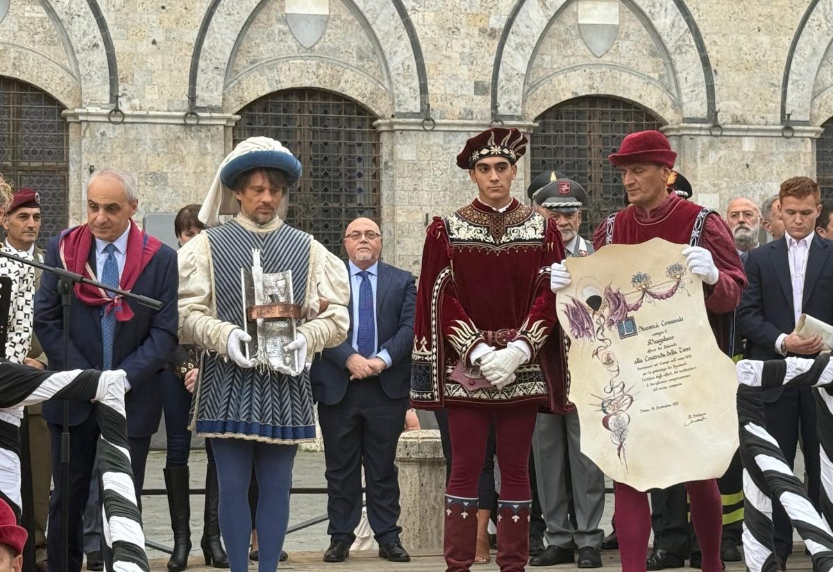 Consegnato il Masgalano 2025 alla Contrada della Torre | Radio Siena Tv