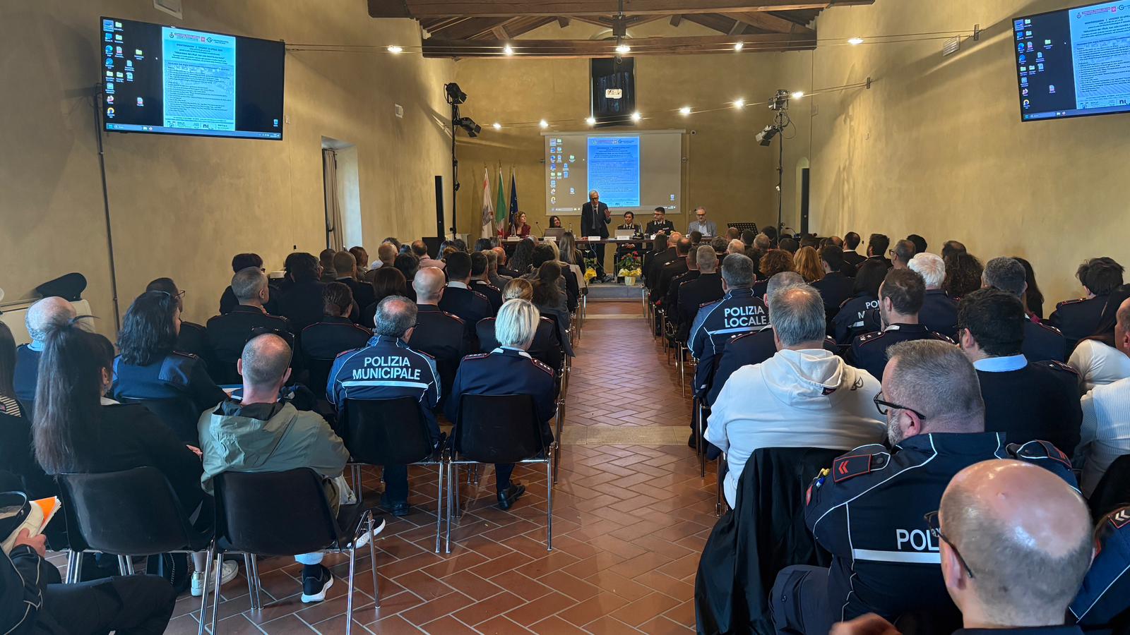 Rifiuti abbandonati, a Monteriggioni il convegno con esperti: “Non è ...